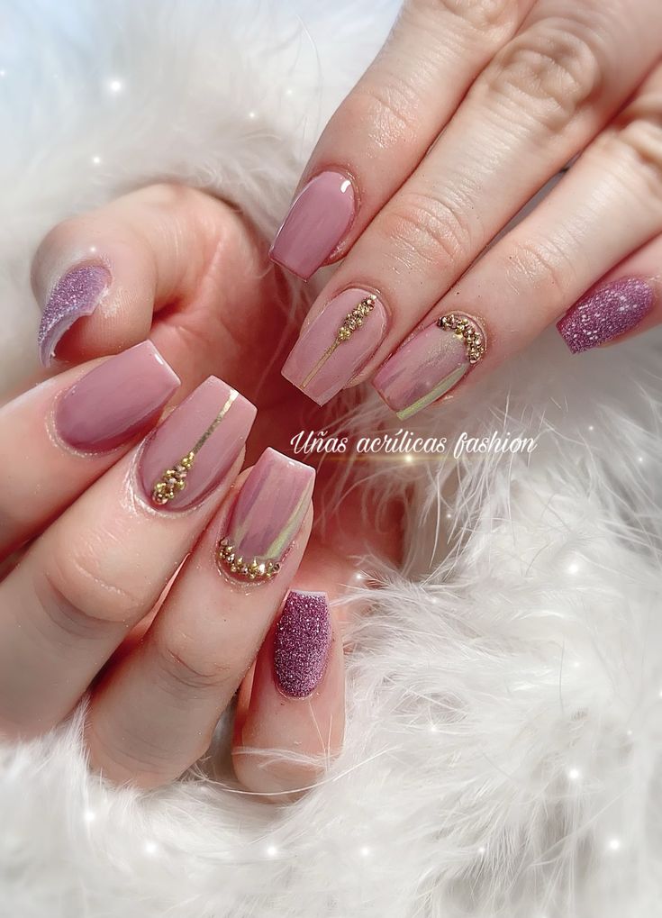 Diseño De Uñas Beige Y Palo De Rosa 【IDEAS E IMÁGENES】