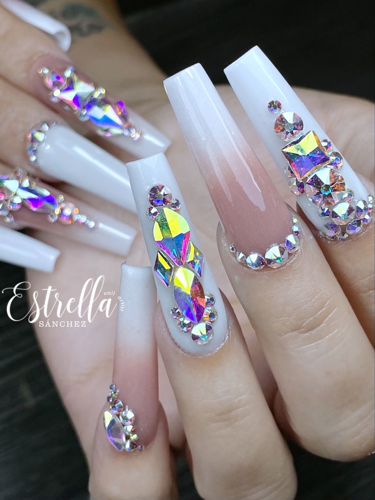 Diseño De Uñas Con Piedras Suarovskis 【IDEAS E IMÁGENES】