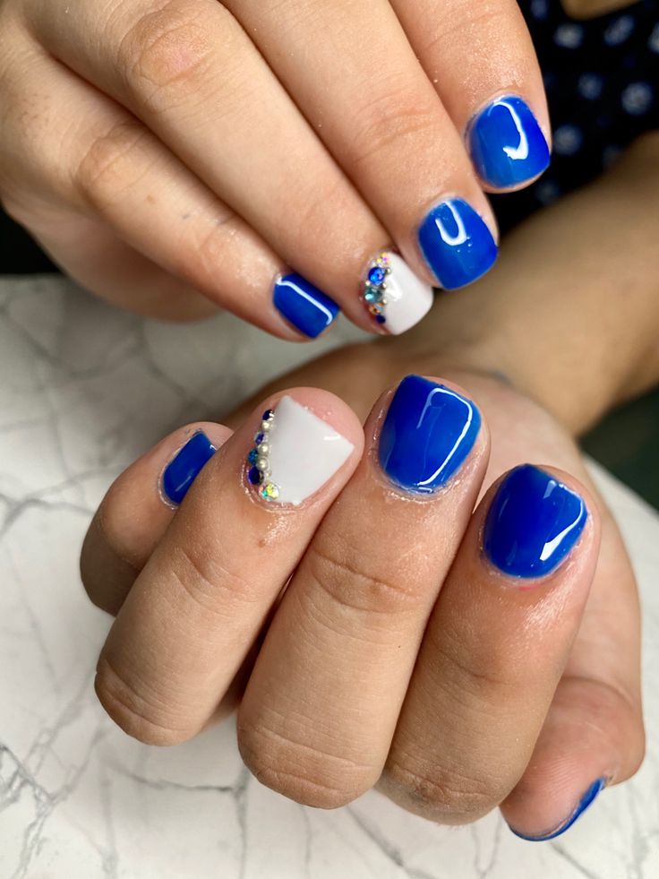 Diseño De Uñas Gelish Blanco Con Azul 【IDEAS E IMÁGENES】