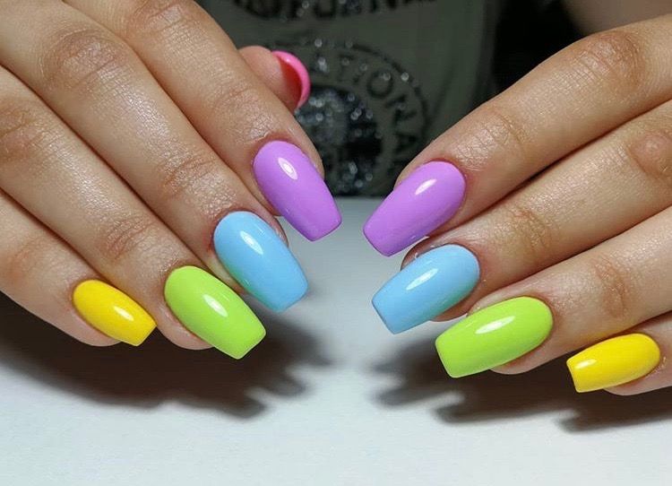 Diseño De Uñas Pintadas Una Uña D Cada Color 【IDEAS E IMÁGENES】