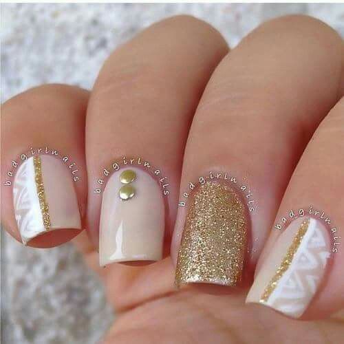Diseños De Uñas en Colores Beige Con Dorado 【IDEAS E IMÁGENES】