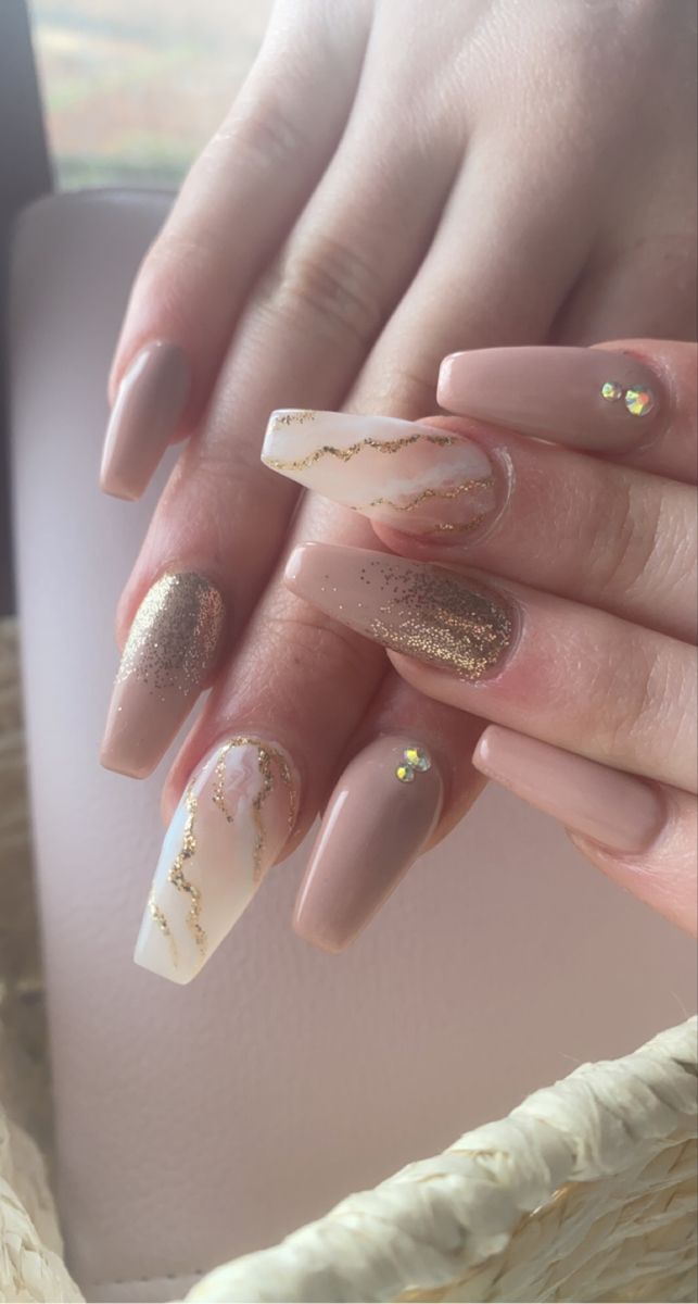 Diseños De Uñas en Colores Beige Con Dorado 【IDEAS E IMÁGENES】